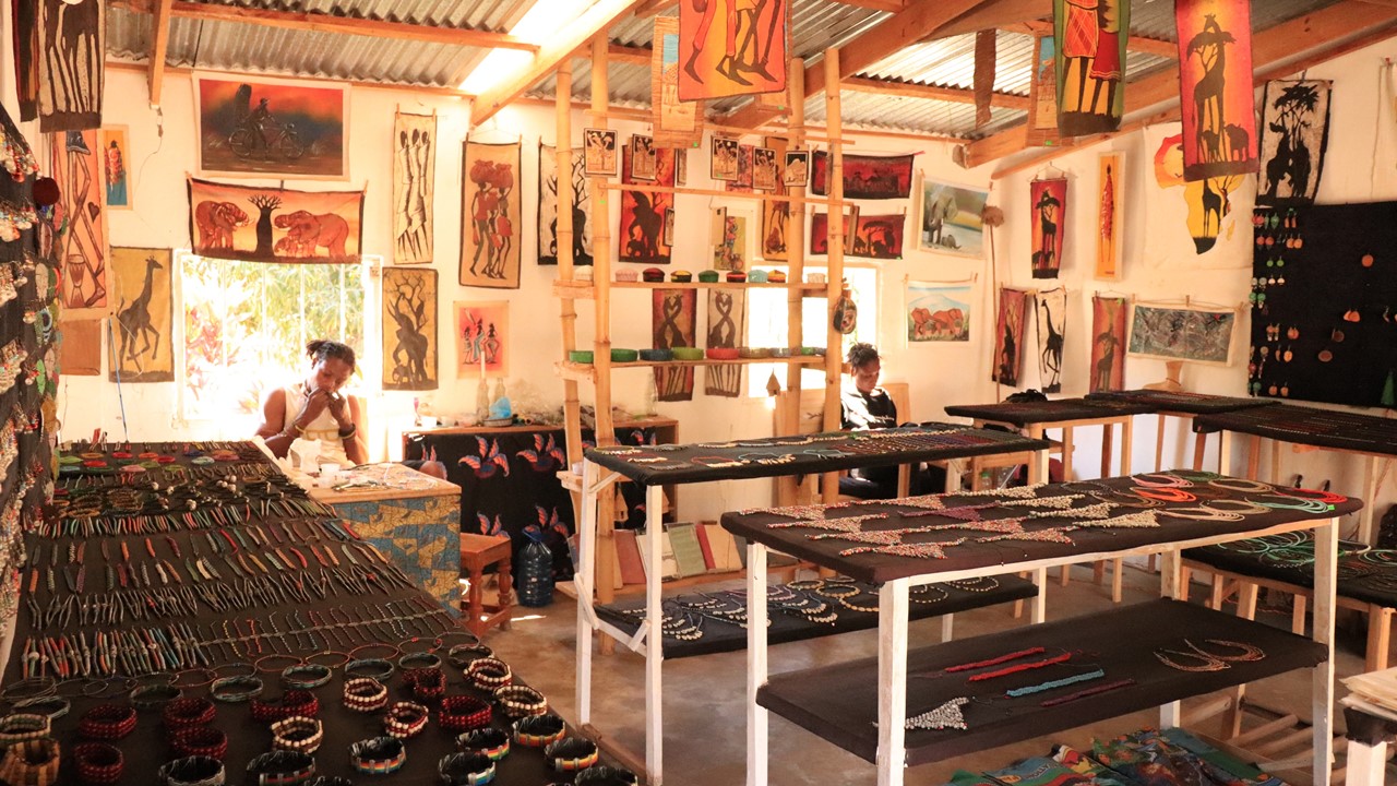 Shopping at Bamboo Shop in Nkhata Bay｜Malawi Travel and Business Guide