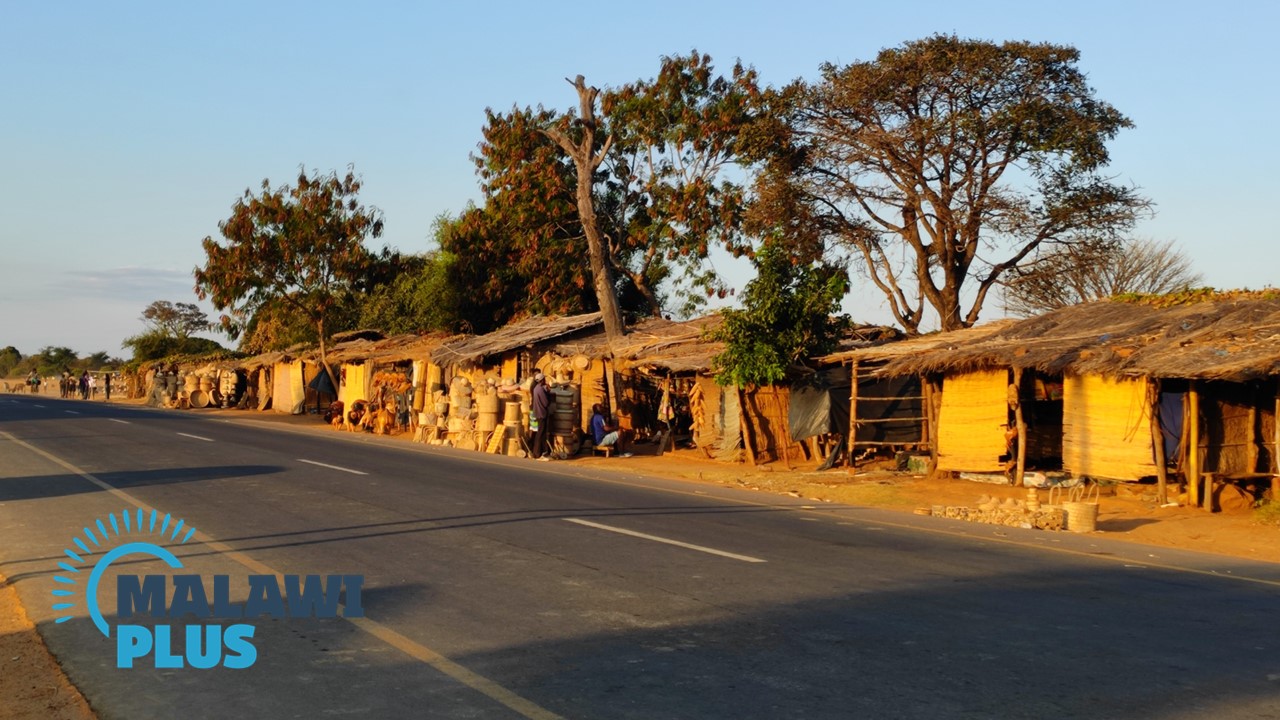 Senga Bay Sunset Souvenir Market in Salima, Malawi｜Malawi Travel and ...